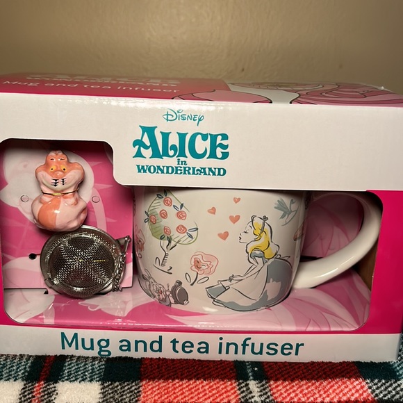 Disney | Kitchen | Disneys Alice And Wonderland Mug And Tea Infuser ...